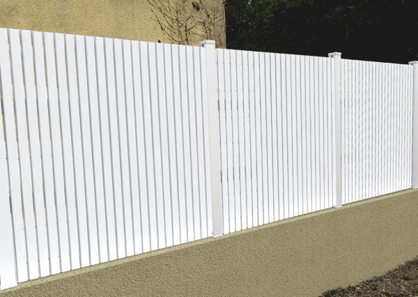 Clôture RYO en PVC avec des lisses verticales teinte blanche