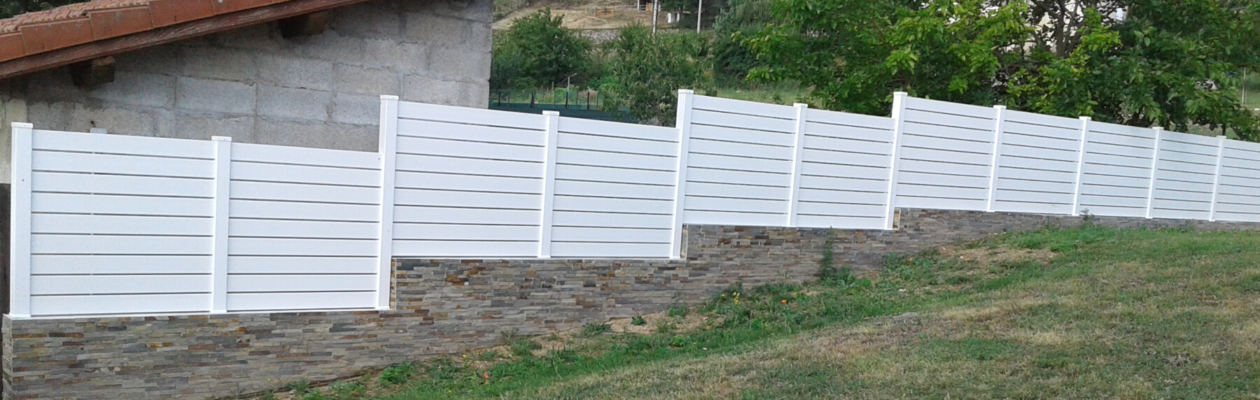 Clôture PVC ajourée et brise-vue pour votre jardin ou terrasse